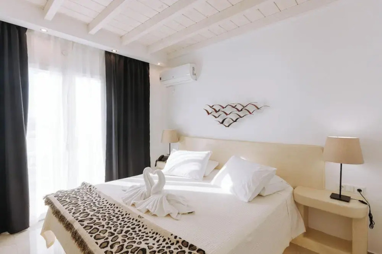 Hotiday Room Collection - Naxos - Naxos