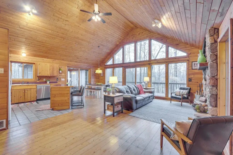 Cozy Wisconsin Cabin W/ Deck, Kayaks & Lake Views! - Hayward, WI