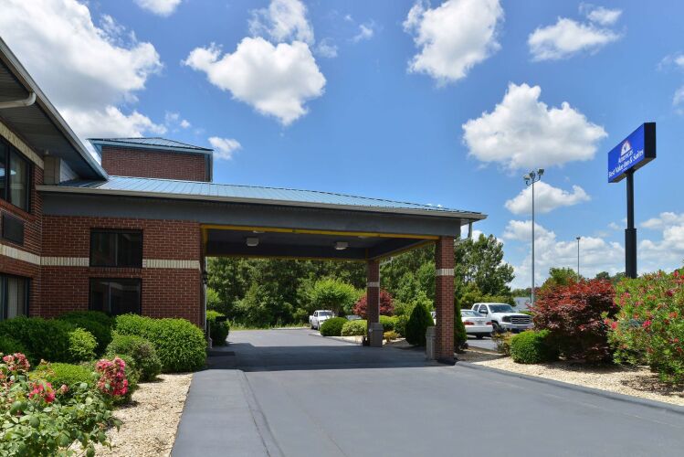 Econo Lodge Inn & Suites - Clinton, NC