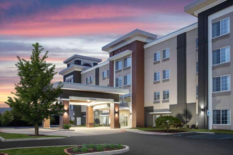 La Quinta Inn & Suites By Wyndham Columbus - Edinburgh - Brown County, IN
