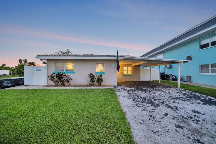 Dolphin Suite 2b Pet Friendly Waterfront Dock - Treasure Island, FL