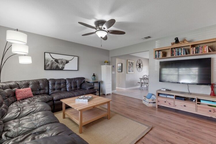 Spacious Home Near Main Large, Bk Yard W/hot Tub&grill - Fredericksburg, TX