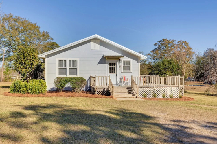 Quiet Grove Hill Cottage W/ Wraparound Deck! - Alabama
