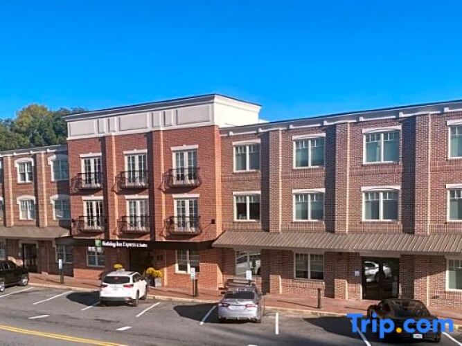 Holiday Inn Express & Suites Dahlonega - University Area - Dahlonega, GA