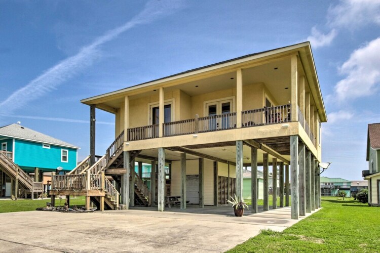 Casa Sol Crystal Beach House W/ Wraparound Deck - Crystal Beach, TX