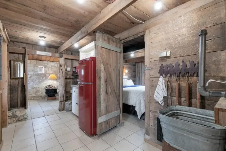 Gorgeous Barn Cabin 10min From Main St! - Fredericksburg, TX