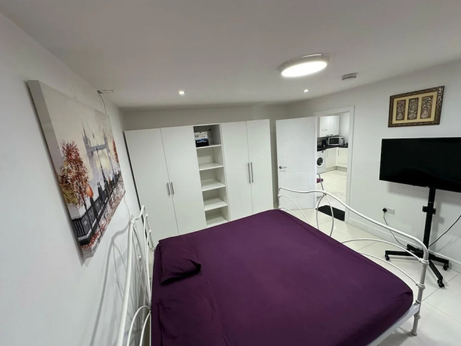 Separate One Bedroom Large Apartment In Slough - Slough