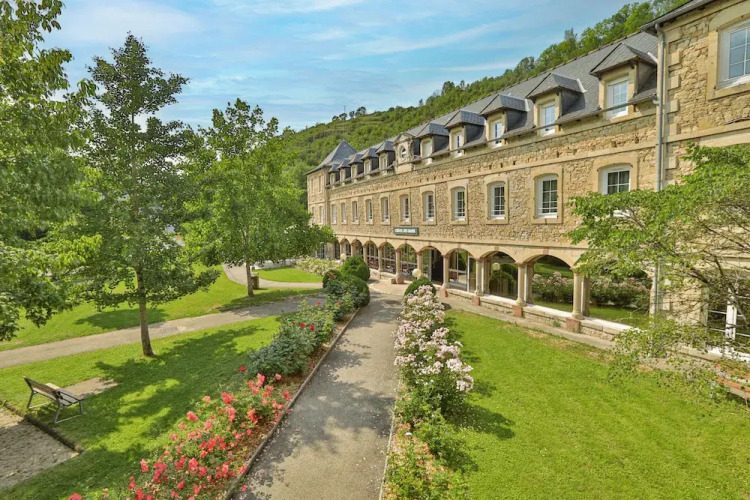 L'hôtel Des Bains - Salles-la-source - Aveyron