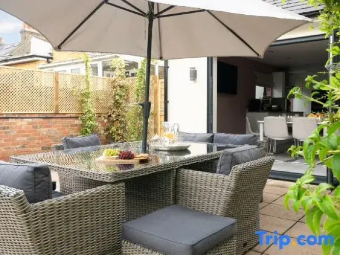 Luxury Family Home In Central Windsor With Large Garden, Games Room & Parking - Slough