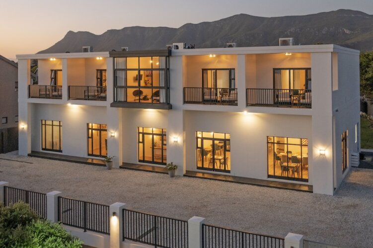 Glow Boutique Suites - Sandbaai