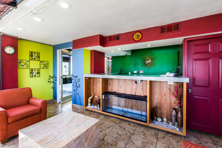 Econo Lodge Inn & Suites - Macon, GA