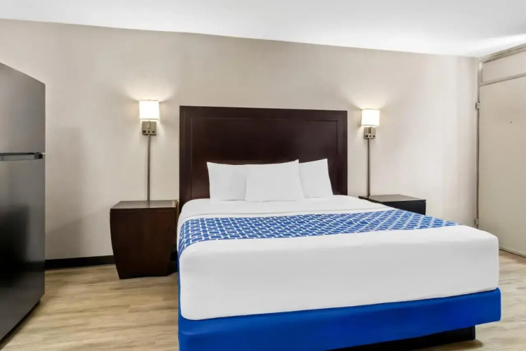 Suburban Studios Orange Park - Jacksonville Near Naval Air Station - Middleburg, FL