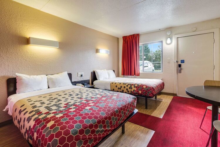 Econo Lodge Inn & Suites - Terre Haute