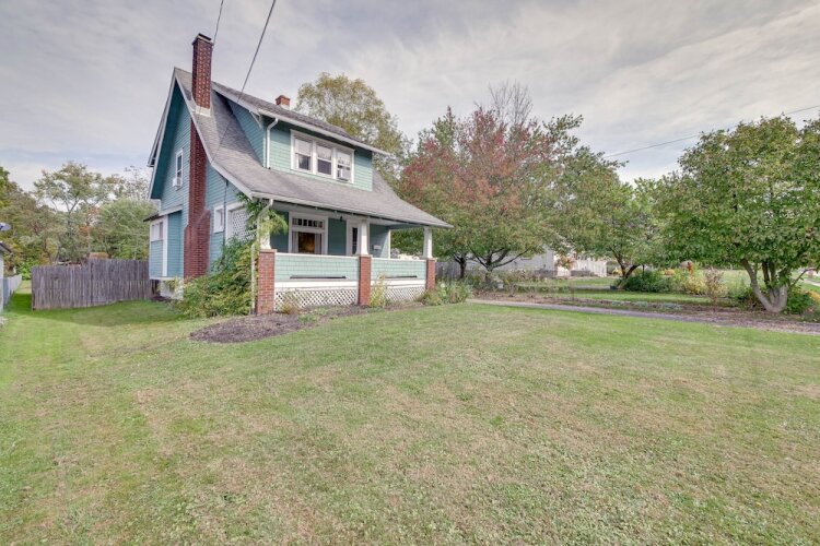 Welcoming Home In Youngstown W/ Private Backyard! - Youngstown, OH