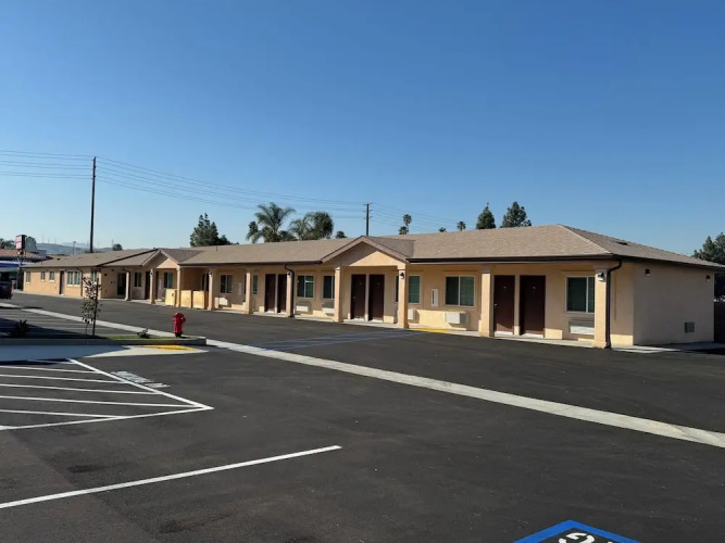 Dutch Motel - Bloomington, CA