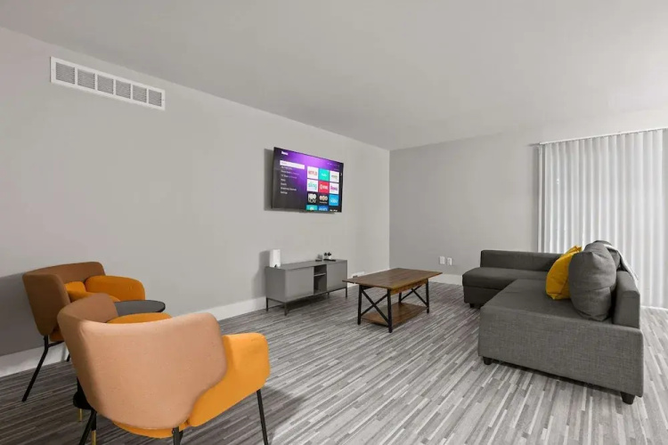 Welcoming 2br 2ba Retreat With Modern Comforts - Rochester Hills, MI