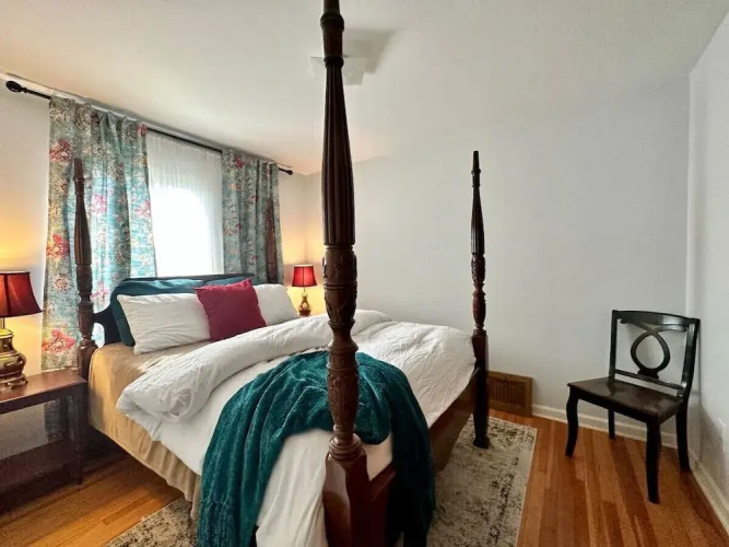 Seattle's Starlight Bungalow - Bainbridge Island, WA