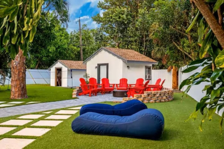 Resort Villa Modern Pool Outdoor Dining - Boca Raton, FL