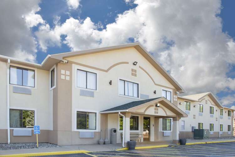 Super 8 By Wyndham Howe - Sturgis, MI