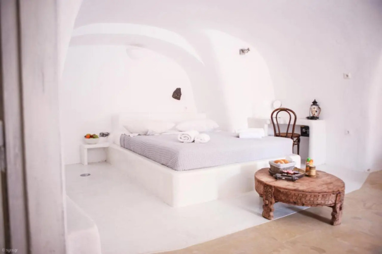 Elyvia Caves - Oia