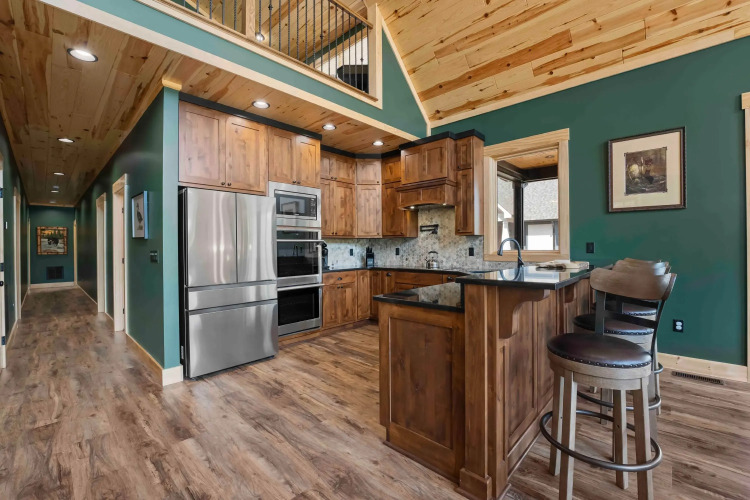 Black Bear Lodge By Avantstay Lakefront, Dock, Pool, Theater Sleeps 20+ - Lake Norman, NC