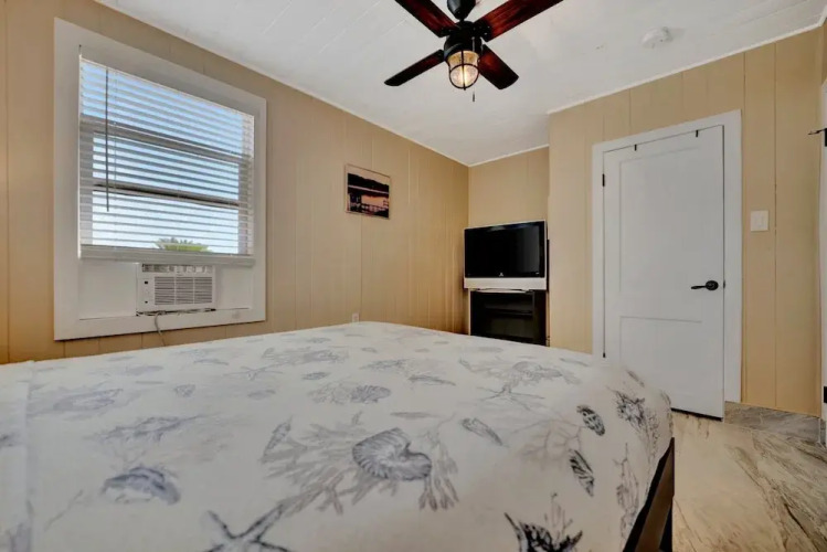 Stones Throw Beachfront Luxury Suites - Indian Shores, FL