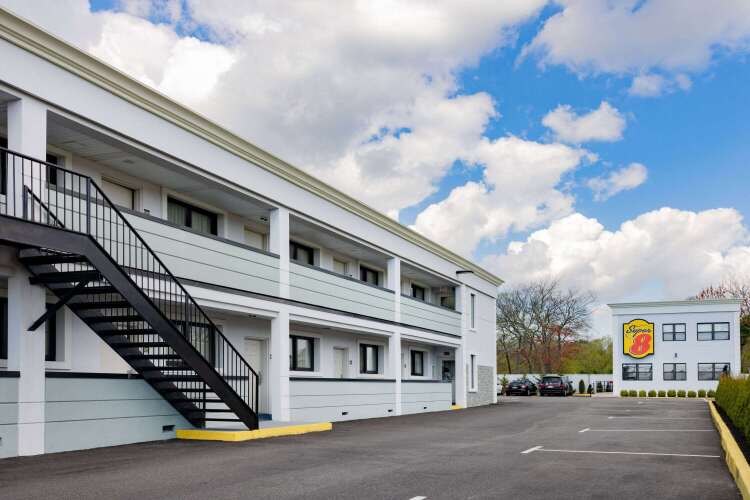 Super 8 By Wyndham Lindenhurst - Deer Park, NY