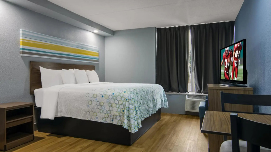 Hometowne Studios By Red Roof & Conference Center Chicago – N Aurora/ Naperville - Big Rock, IL