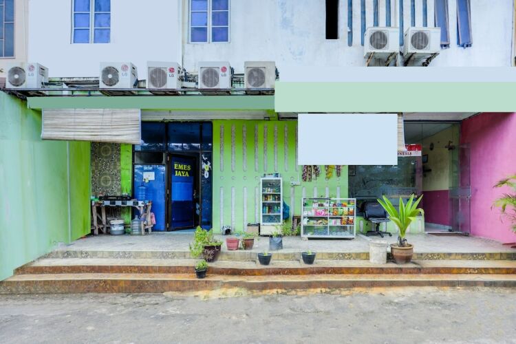 Spot On 91879 Emes Jaya Homestay - Batam