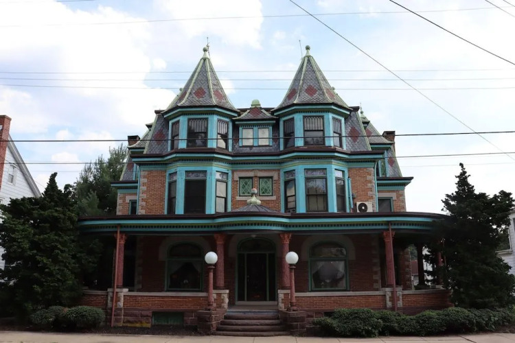 Vaast Bed & Breakfast - Denver, PA