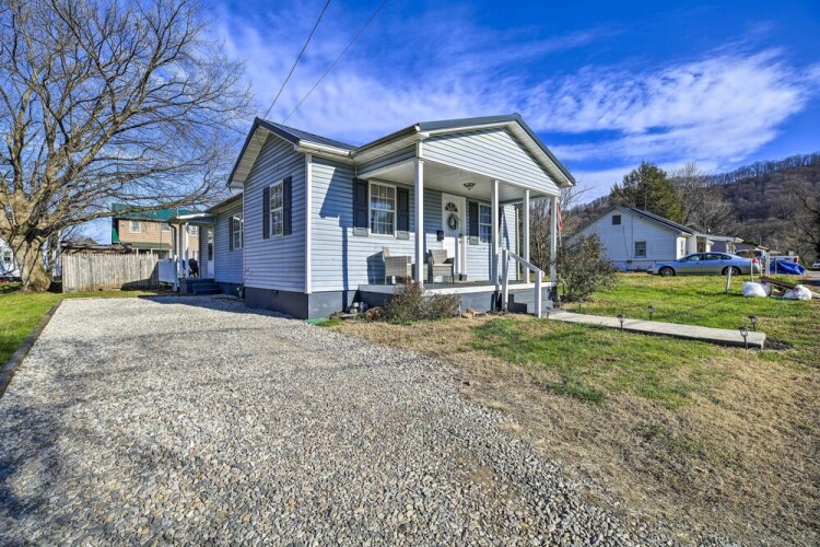 Pet-friendly Charleston Home W/ Fenced Yard! - Charleston, WV
