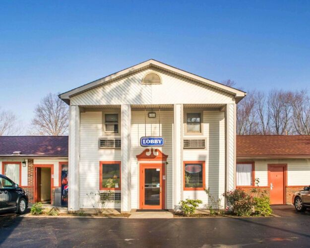 Falls Inn - Lake Milton, OH