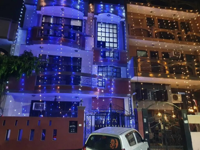 Grand Divine - ノイダ