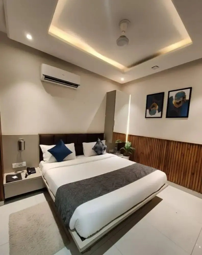 Hotel Shri Sai Deluxe - 1 Min From Adarsh Nagar Metro | Couple, Business, And Family Friendly - Delhi, India