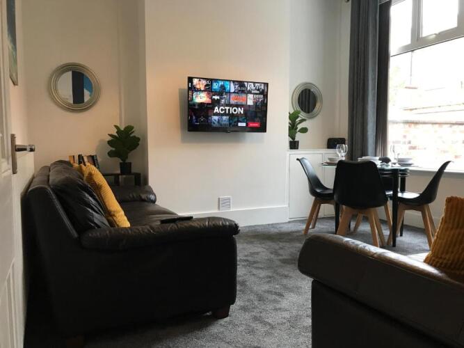 Bright Spacious 3-bed With Office & Patio, Preston - Preston