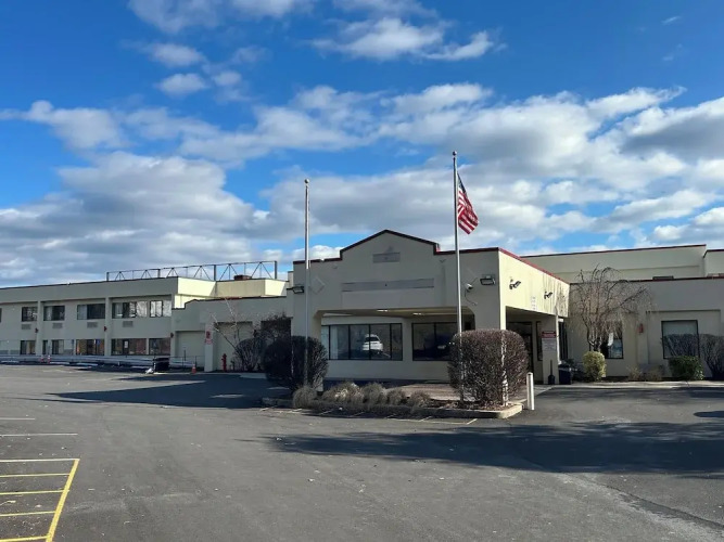 Hilltop Inn & Suites - Port Washington, NY