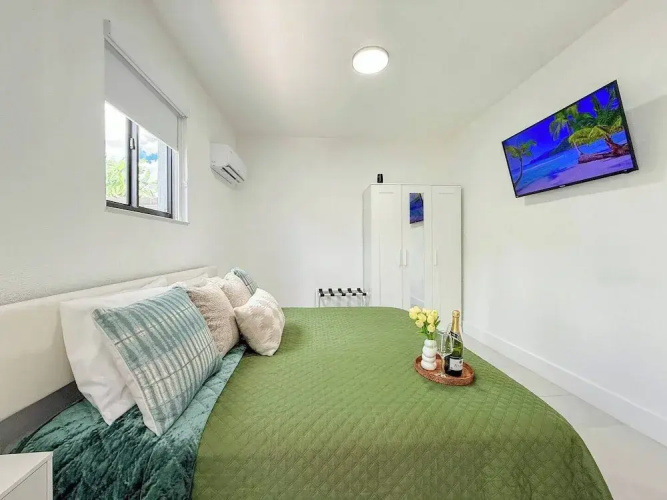 Luxury Suite Studio With Kitchen Spa Shower - Hollywood, FL