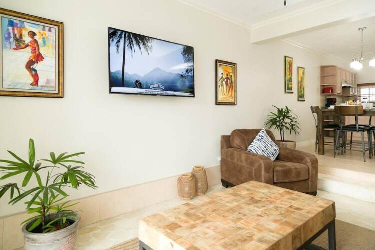 Captivating 2-bed Town-house In Kingston - Kingston