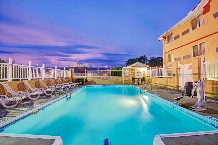 Super 8 By Wyndham Independence Kansas City - Independence, MO