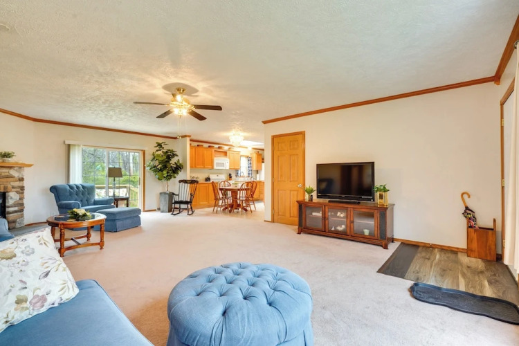 Serene Zanesville Getaway: Hot Tub, 2 Decks! - Lake Isabella, East Fultonham