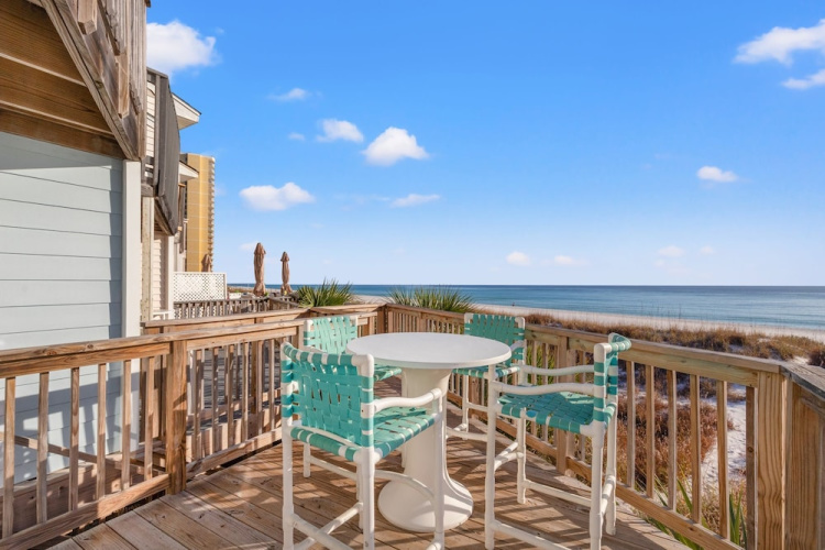 Go-jo Getaway! Coastal Comfort, 2br Beachfront Townhouse, Sleeps 6 - Laguna Beach, FL