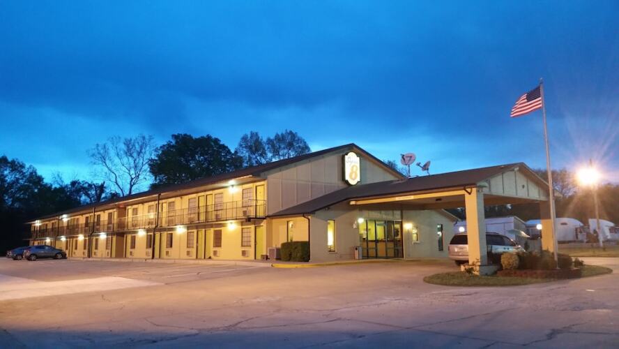 Super 8 Clarksville Ar - Clarksville, AR
