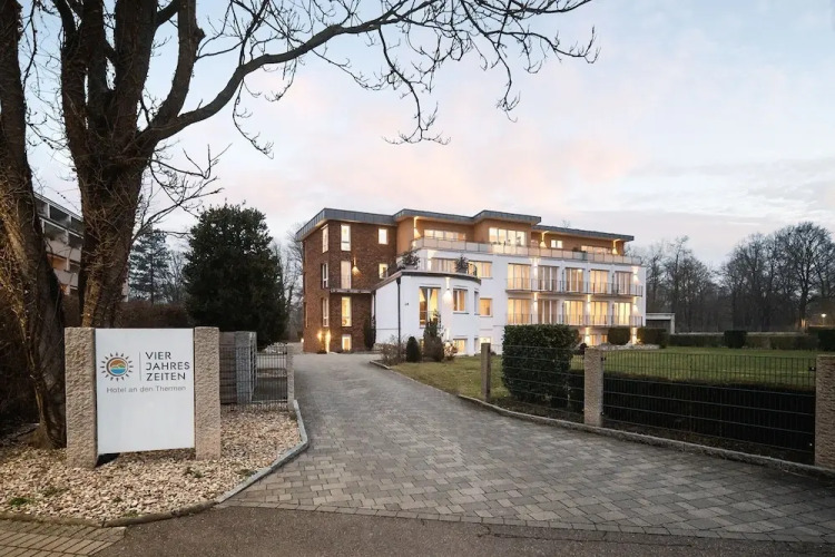 Hotel Vier Jahreszeiten Direkt An Den Kliniken Und Therme Bad Krozingen, Nahe Freiburg - Bad Krozingen