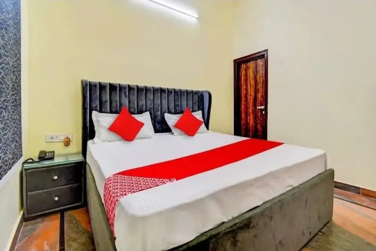 Hotel White Hut - Bahadurgarh