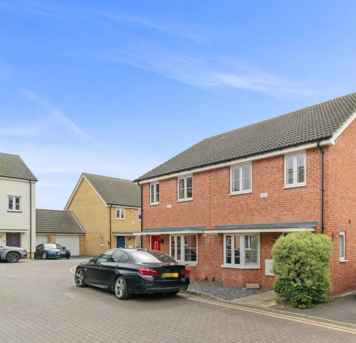 Impeccable 3-bed House In Hornchurch - Romford