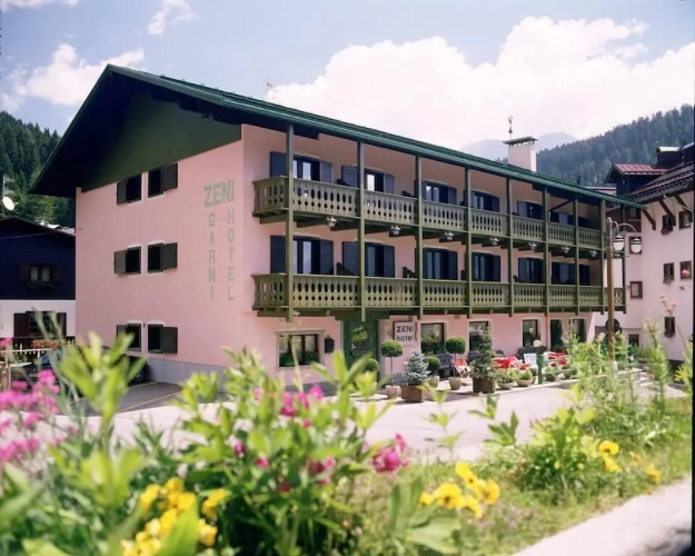 Hotel Garnì Zeni - Мадонна-ди-Кампильо