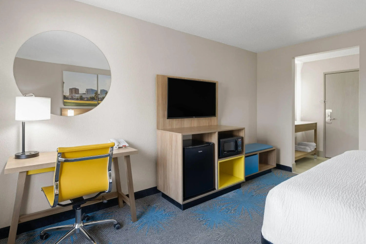 Days Inn By Wyndham Davenport - Davenport, IA