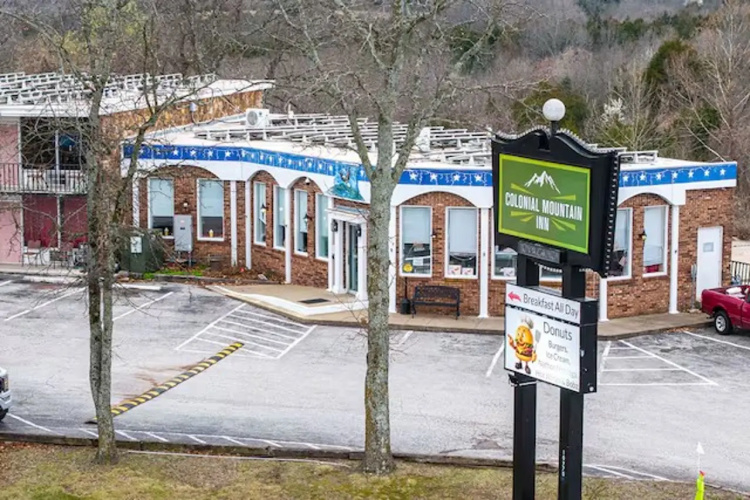 Colonial Mountain Inn - Galena, MO