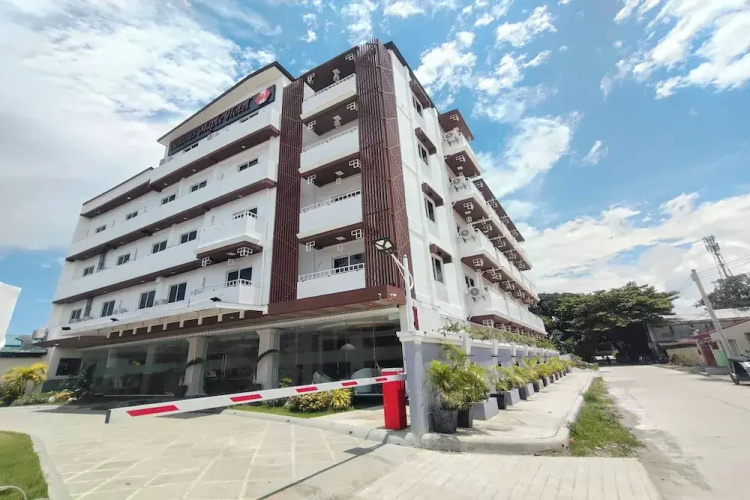 Famous Maple Hotel - Porac