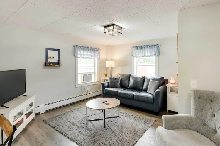 Chic & Central Apartment ~ 6 Mi To Sebec Lake! - Sebec lake, Sebec